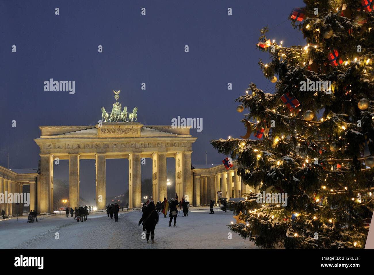 Brandenburger Tor, Blick vom Pariser Platz zur Weihnachtszeit mit ...