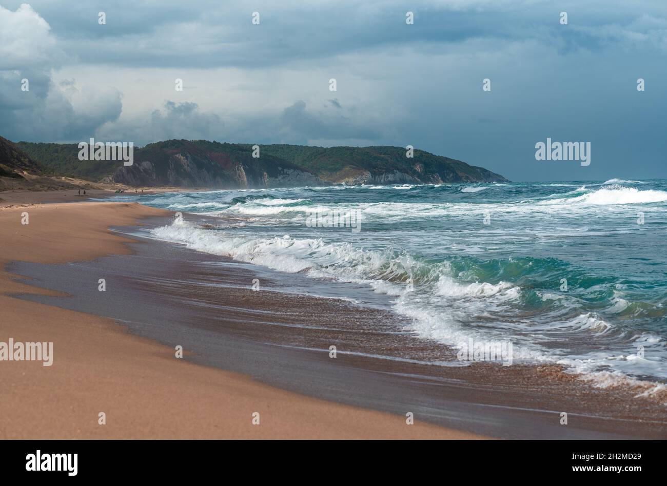 Schöner Sandstrand mit großen Felsen am Ufer und im Wasser. Starke ...