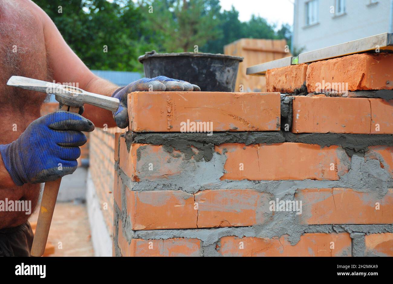 Stone masonry hammer -Fotos und -Bildmaterial in hoher Auflösung – Alamy