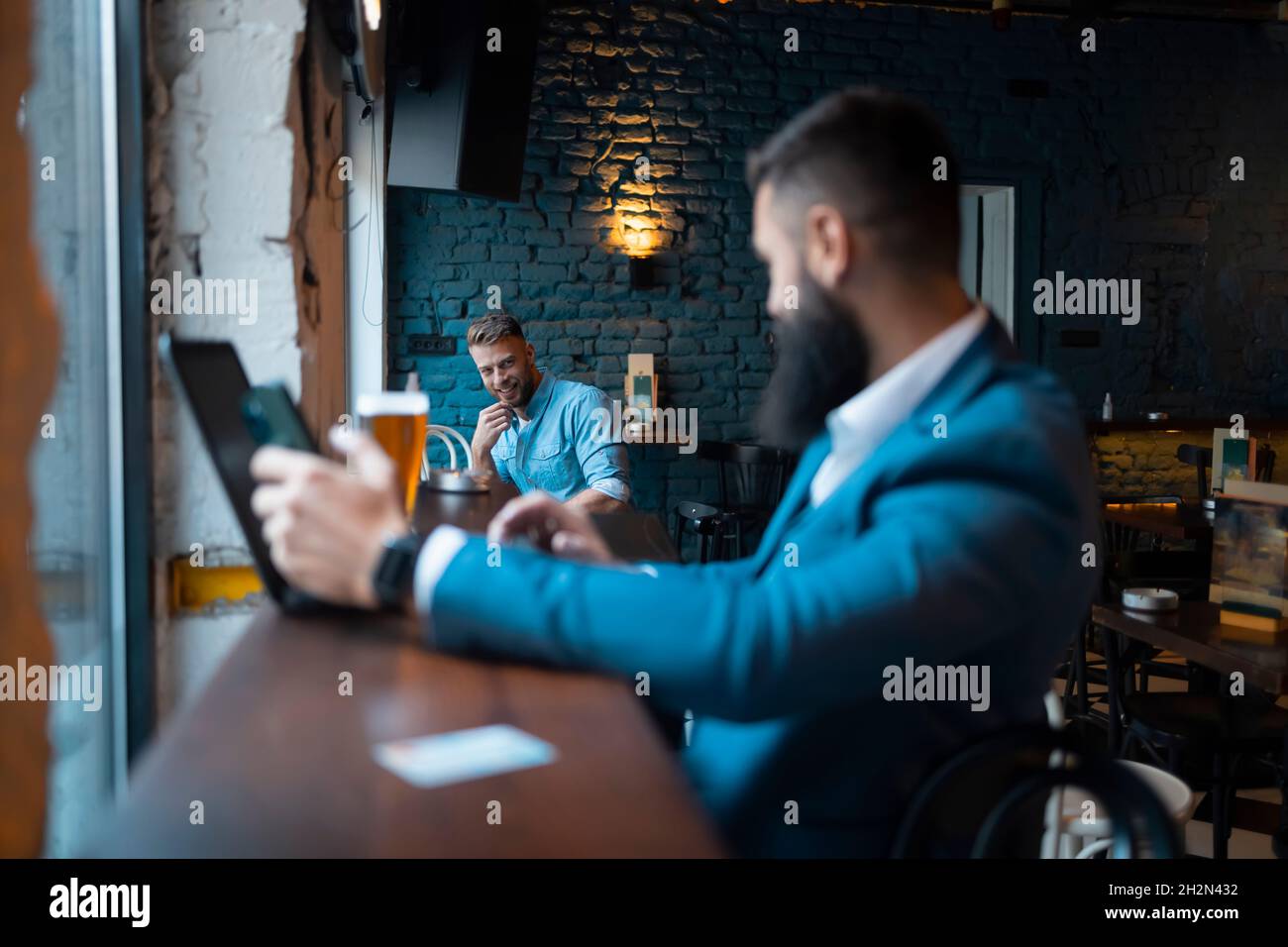 Zwei sich unterhaltende herren Stockfotos und -bilder Kaufen - Alamy