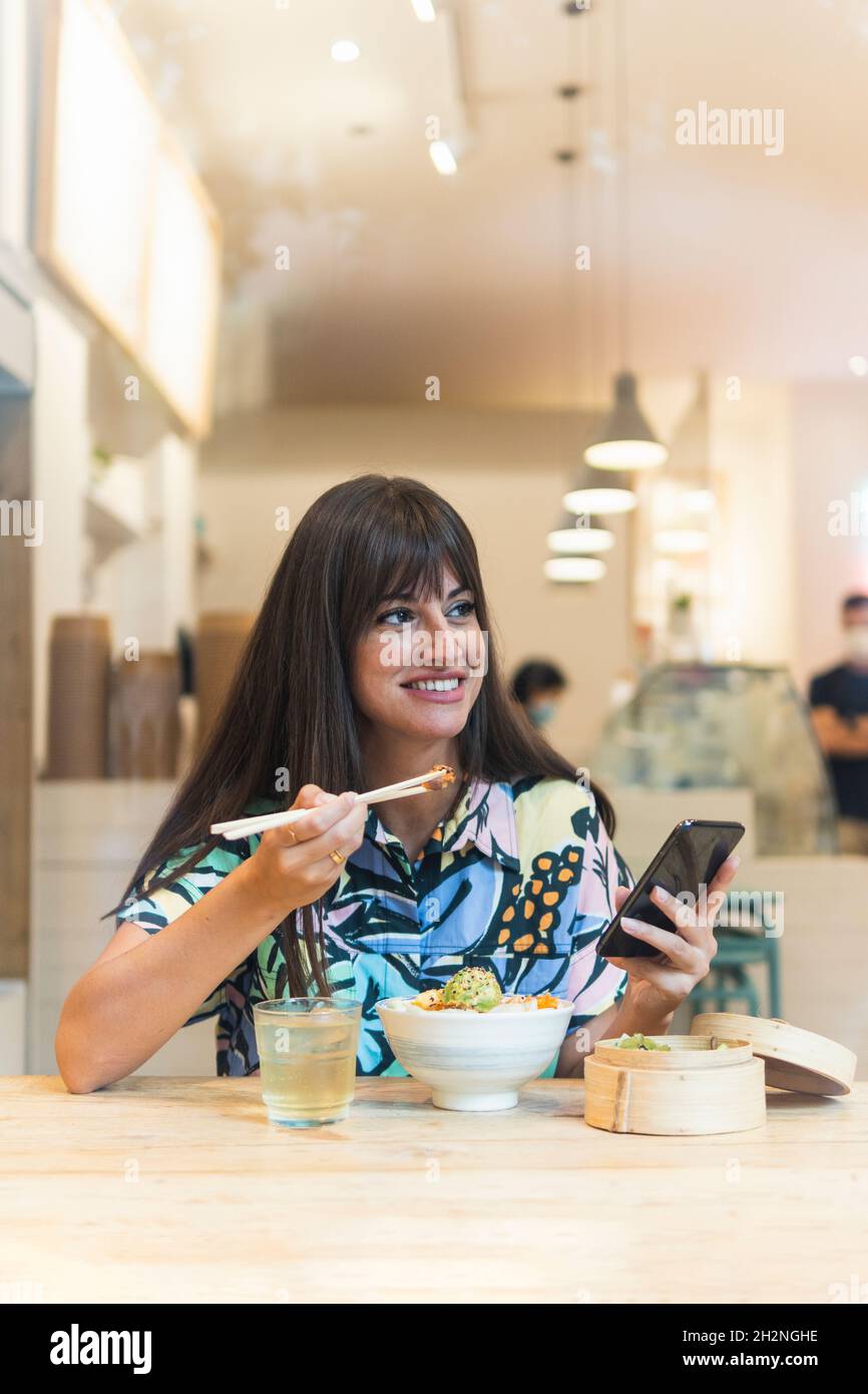 Mature women eating restaurant -Fotos und -Bildmaterial in hoher ...