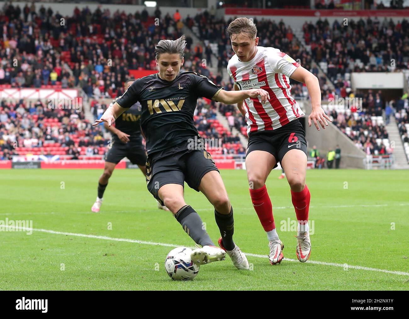George Dobson von Charlton Athletic (links) und Callum Doyle von ...