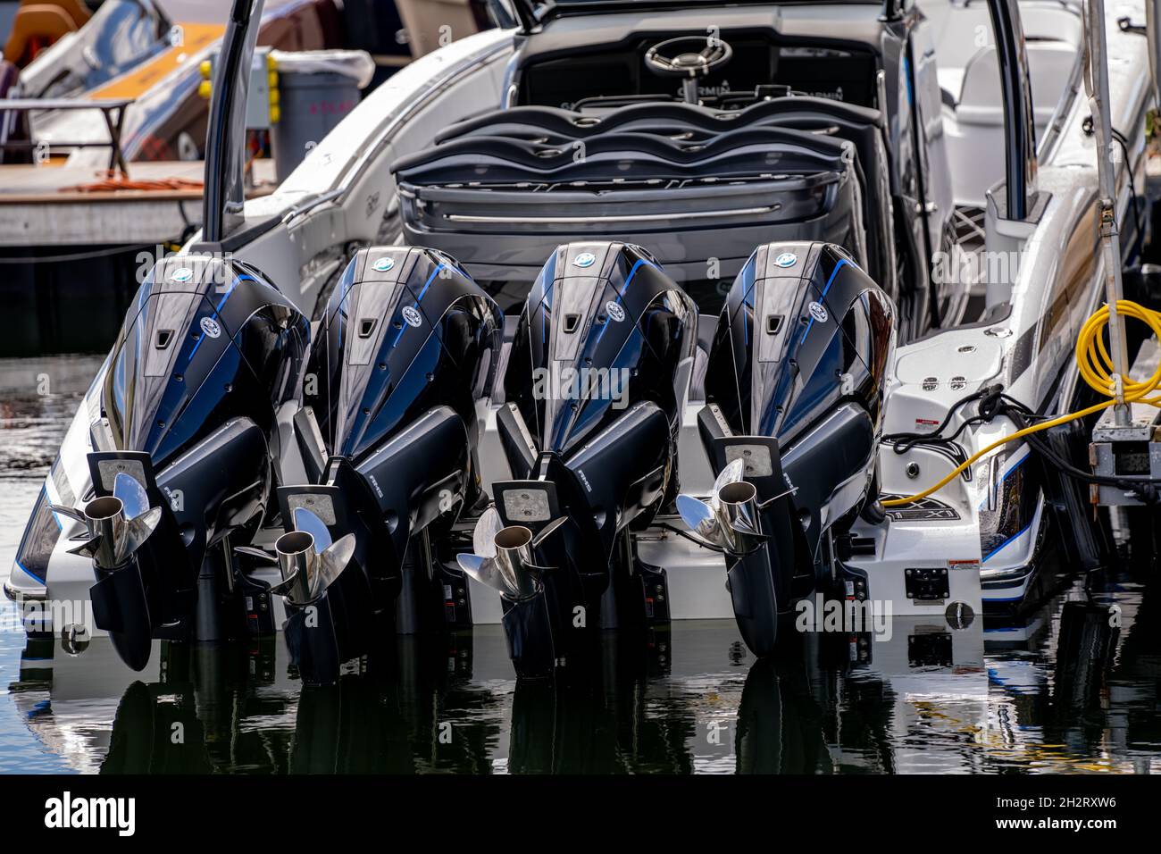 Schnellboot mit vier Außenbordmotoren Stockfotografie - Alamy