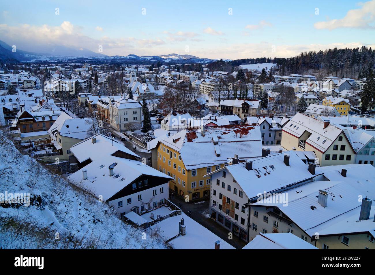 Über dem winterlichen Füssen mit Schnee bedeckt mit dem Forggensee und ... Über dem winterlichen Füssen mit Schnee bedeckt mit dem Forggensee und ...