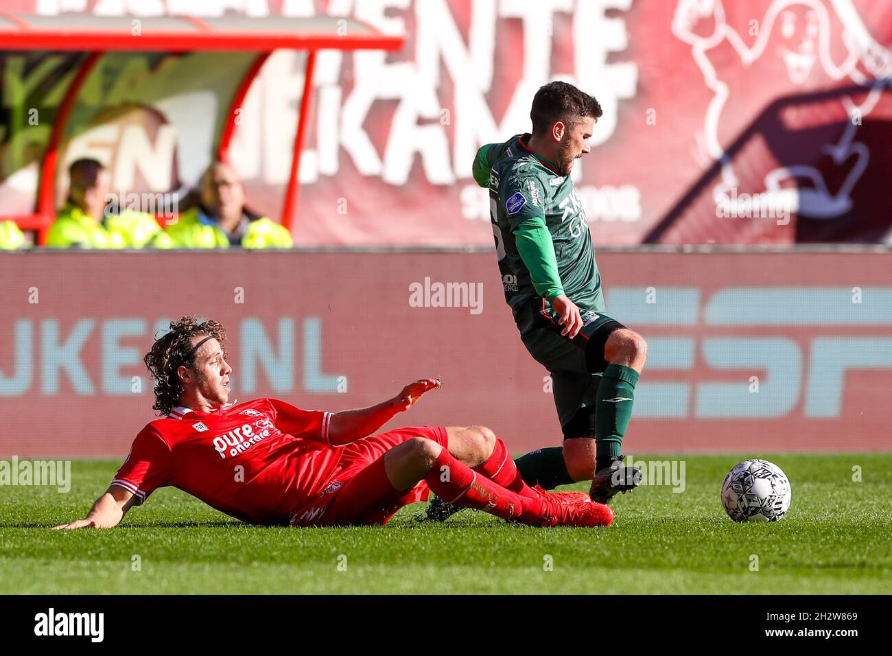 ENSCHEDE, NIEDERLANDE - 24. OKTOBER: Giovanni Troupee vom FC Twente ...