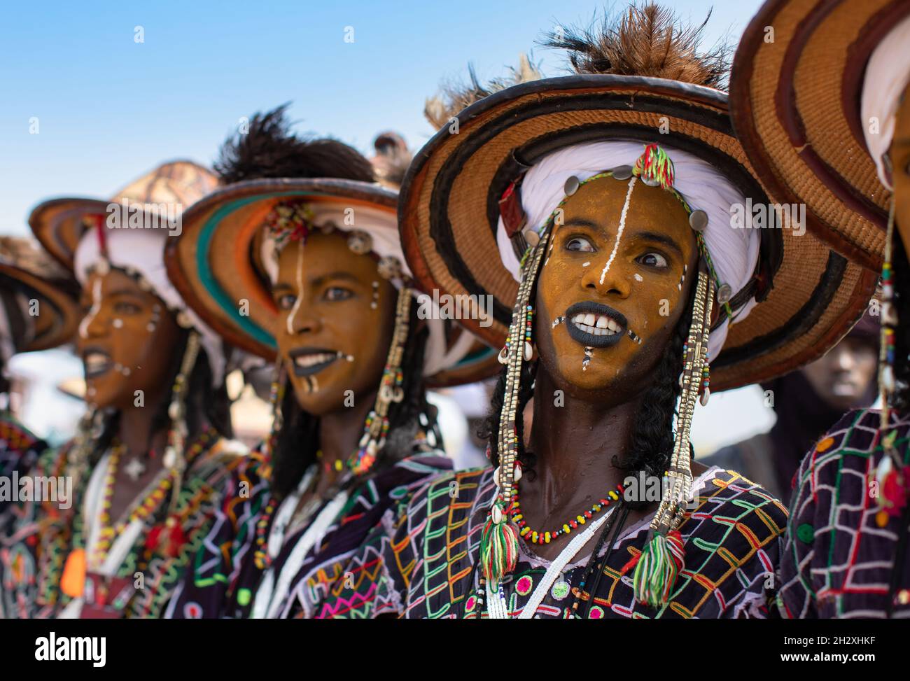 Wodaabe nomaden tanzen auf gerewol festival -Fotos und -Bildmaterial in ...
