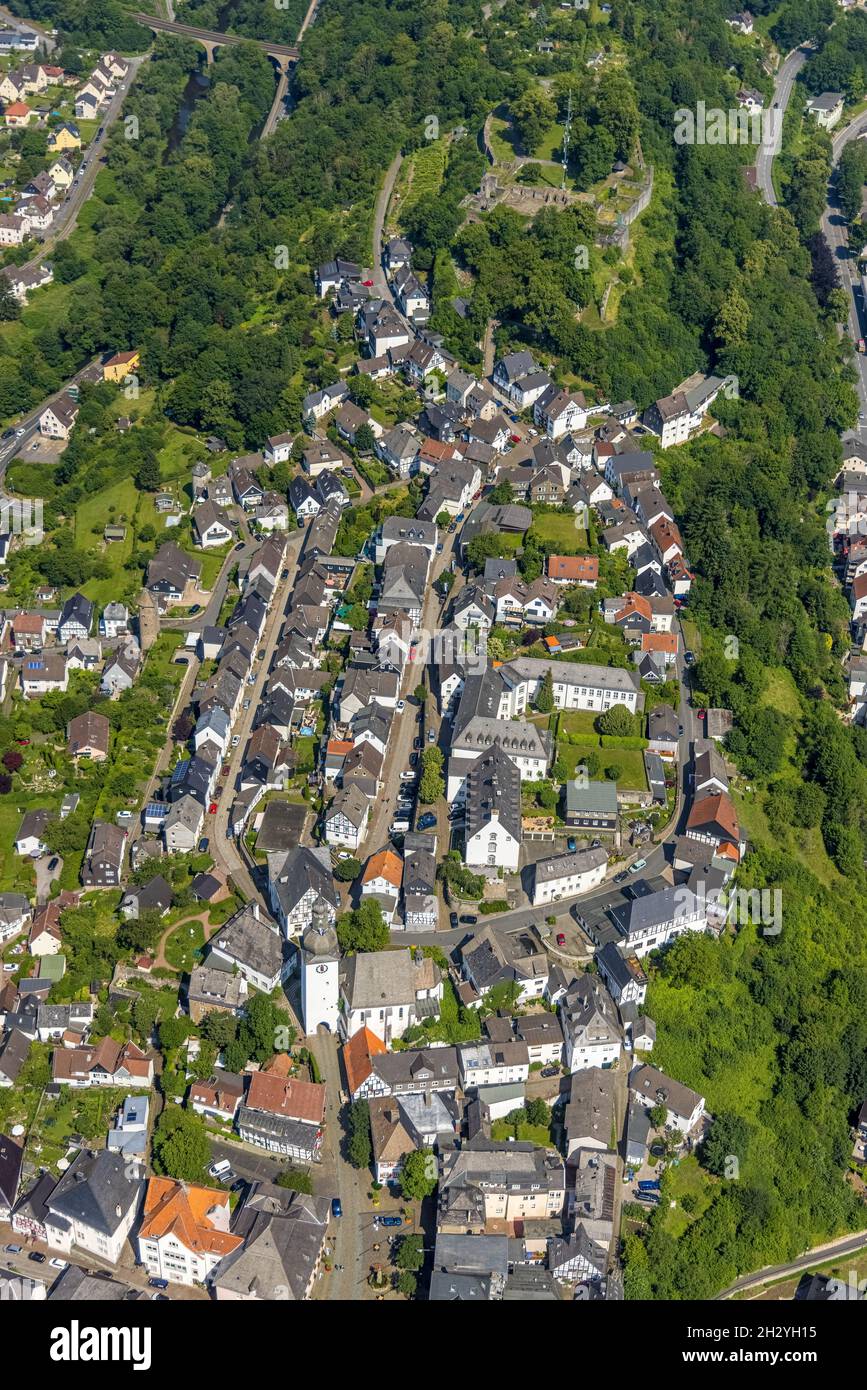 Luftaufnahme, Altstadt mit Glockenturm, Burgstraße und Burgruine ...