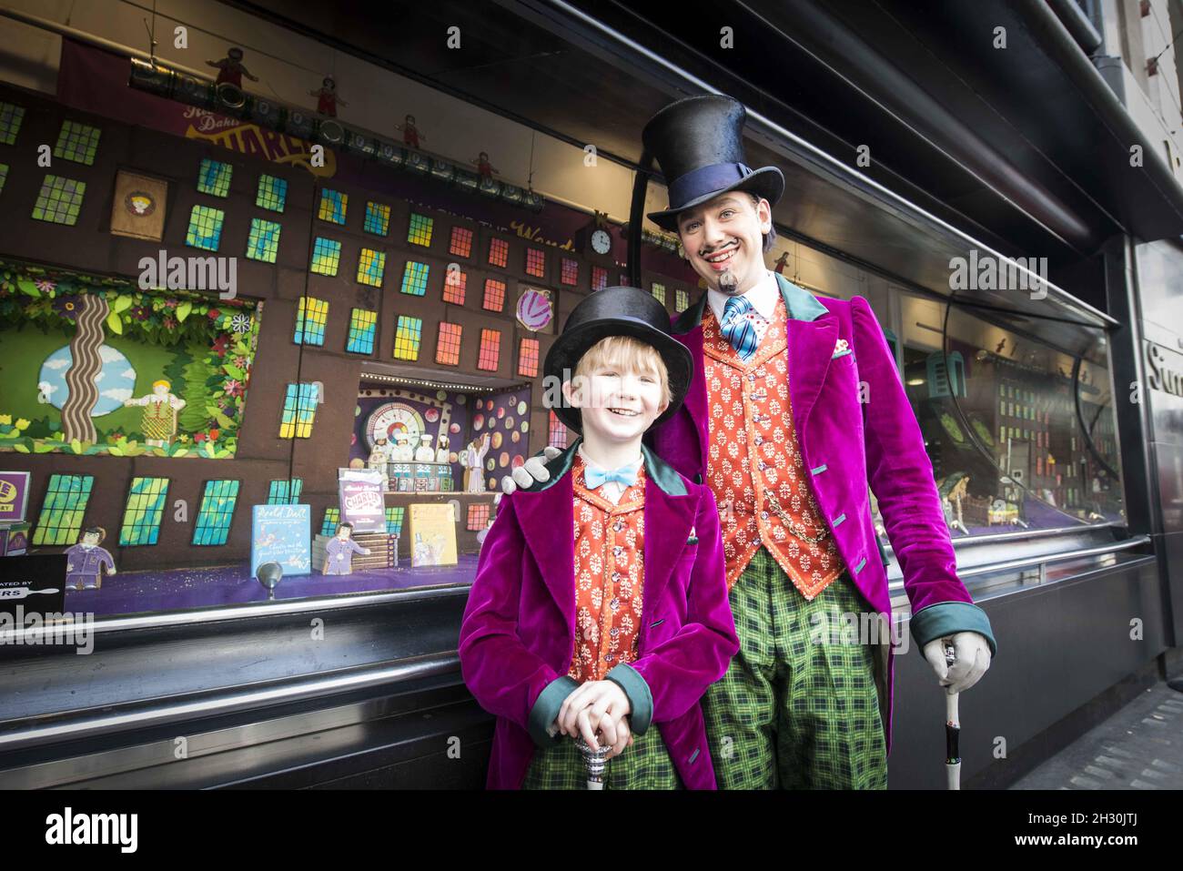 Willy Wonka (Ross Dawes) und Charlie (Troy Tipple) stehen für eine ...