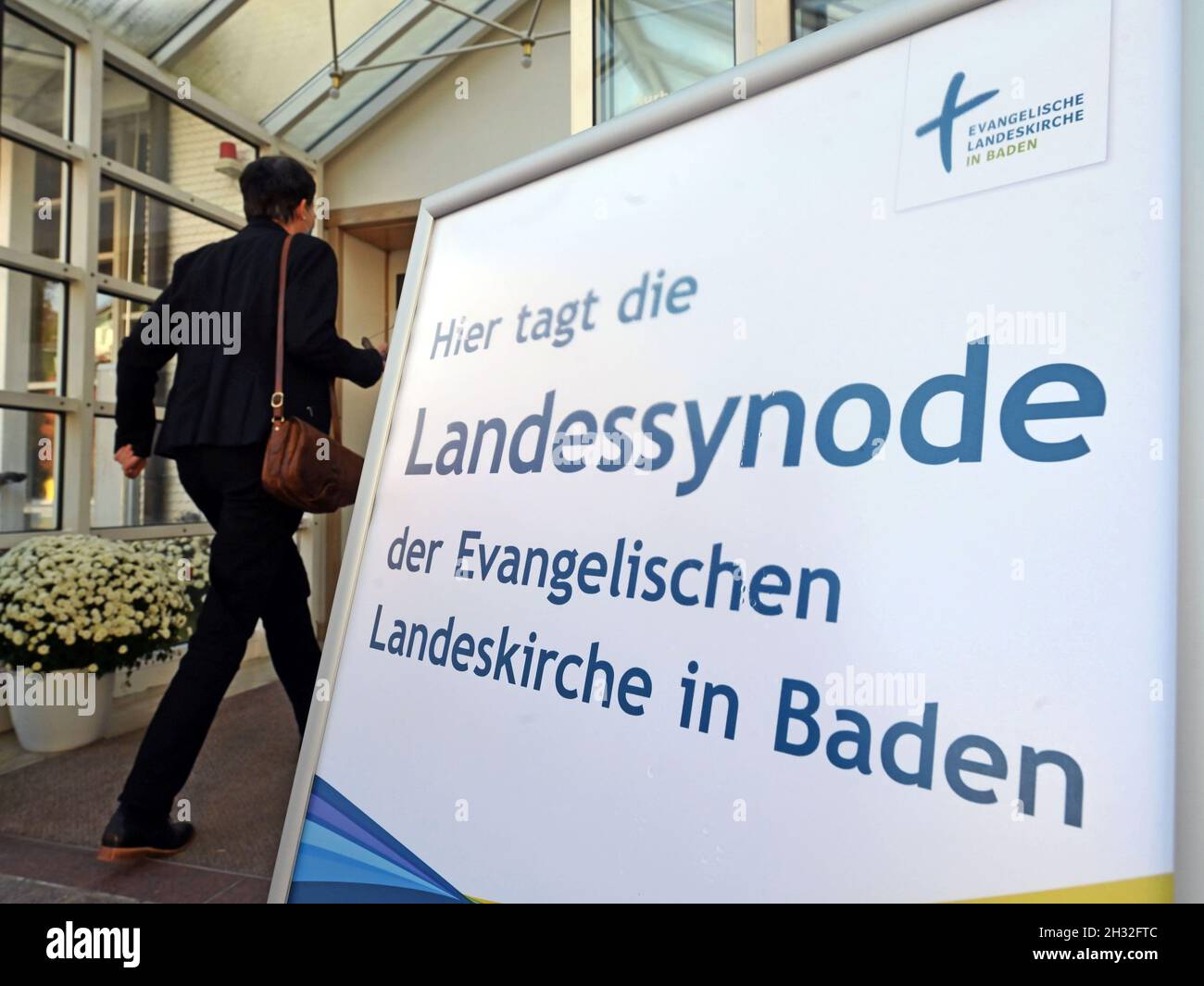 Bad Herrenalb, Deutschland. Oktober 2021. Vor dem Kurhaus steht auf einem Plakat: „Hier trifft ...