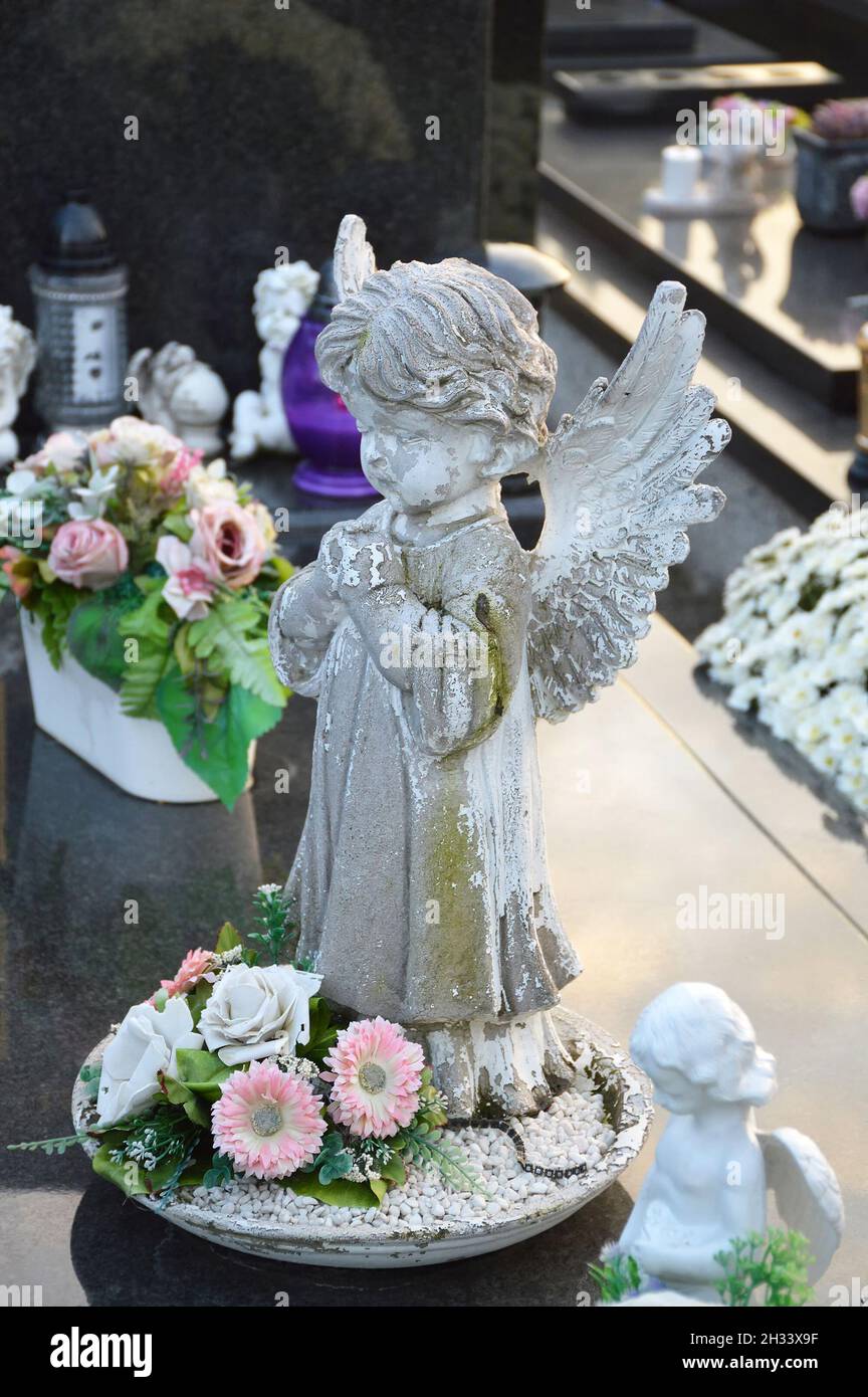 Grab engel mit grab dekoration -Fotos und -Bildmaterial in hoher ...