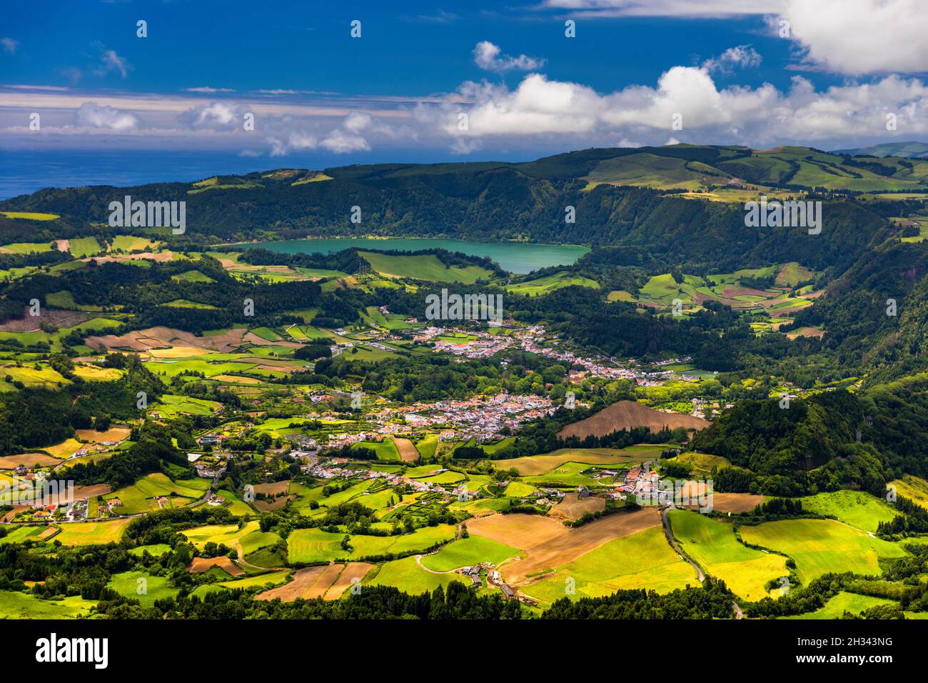 Blick auf die Stadt Furnas und den See (Lagoa das Furnas) auf der Insel ...