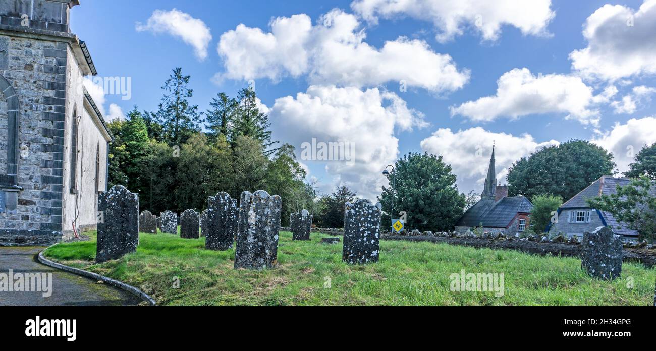 Der alte Friedhof, der an die Kirche der St. Patricks Church of Ireland ...