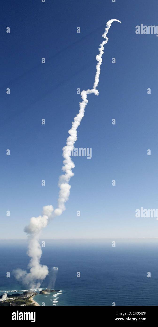 Das Foto eines Hubschraubers von Kyodo News zeigt eine H-2A-Rakete, die ...