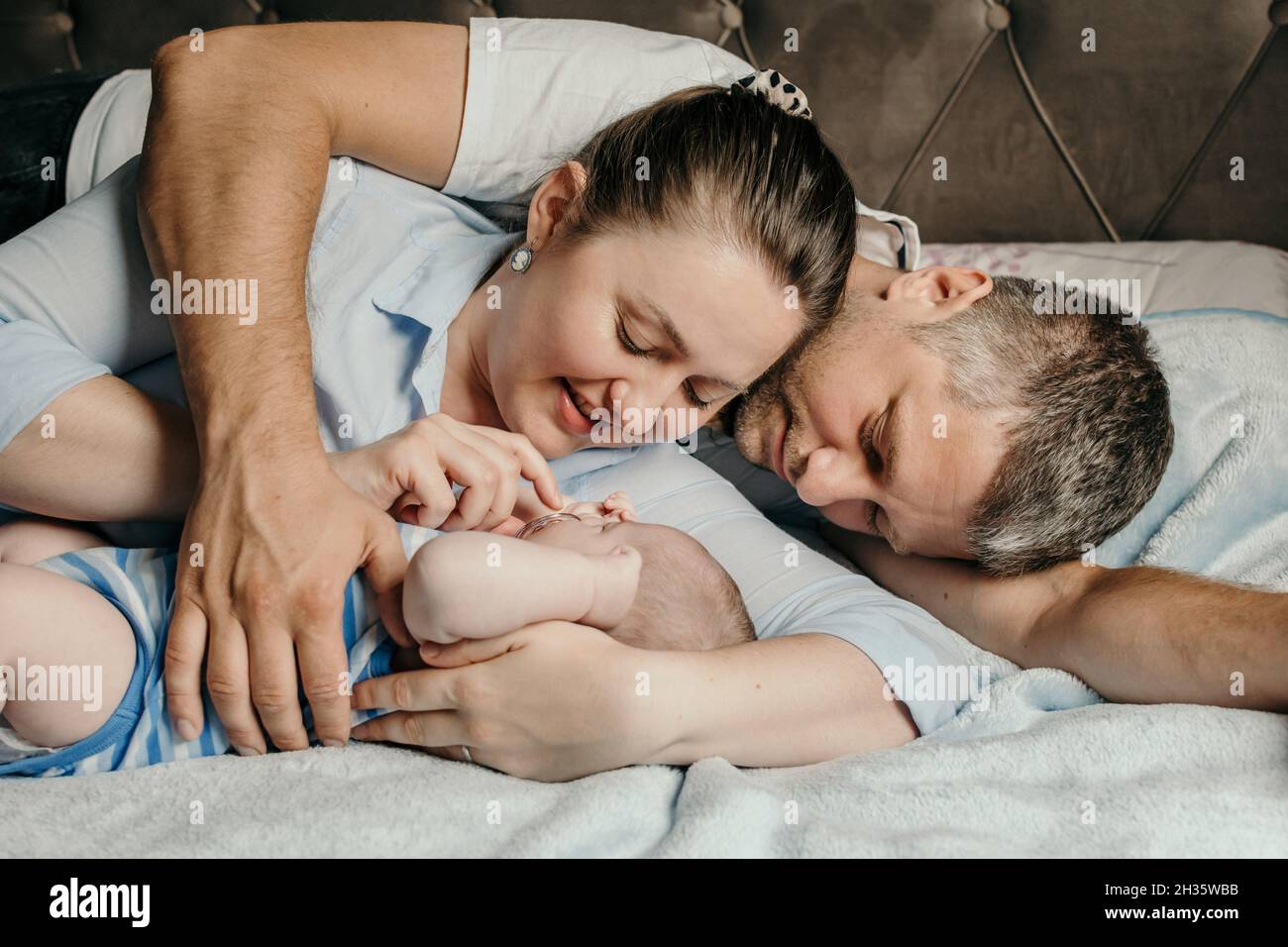 Sohn und papa kuscheln im bett -Fotos und -Bildmaterial in hoher Auflösung – Alamy