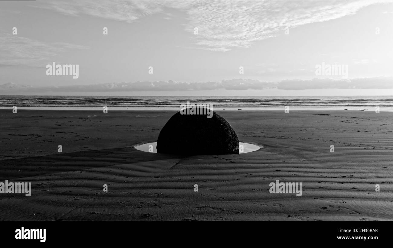 Sitzt auf einem strandball -Fotos und -Bildmaterial in hoher Auflösung ...