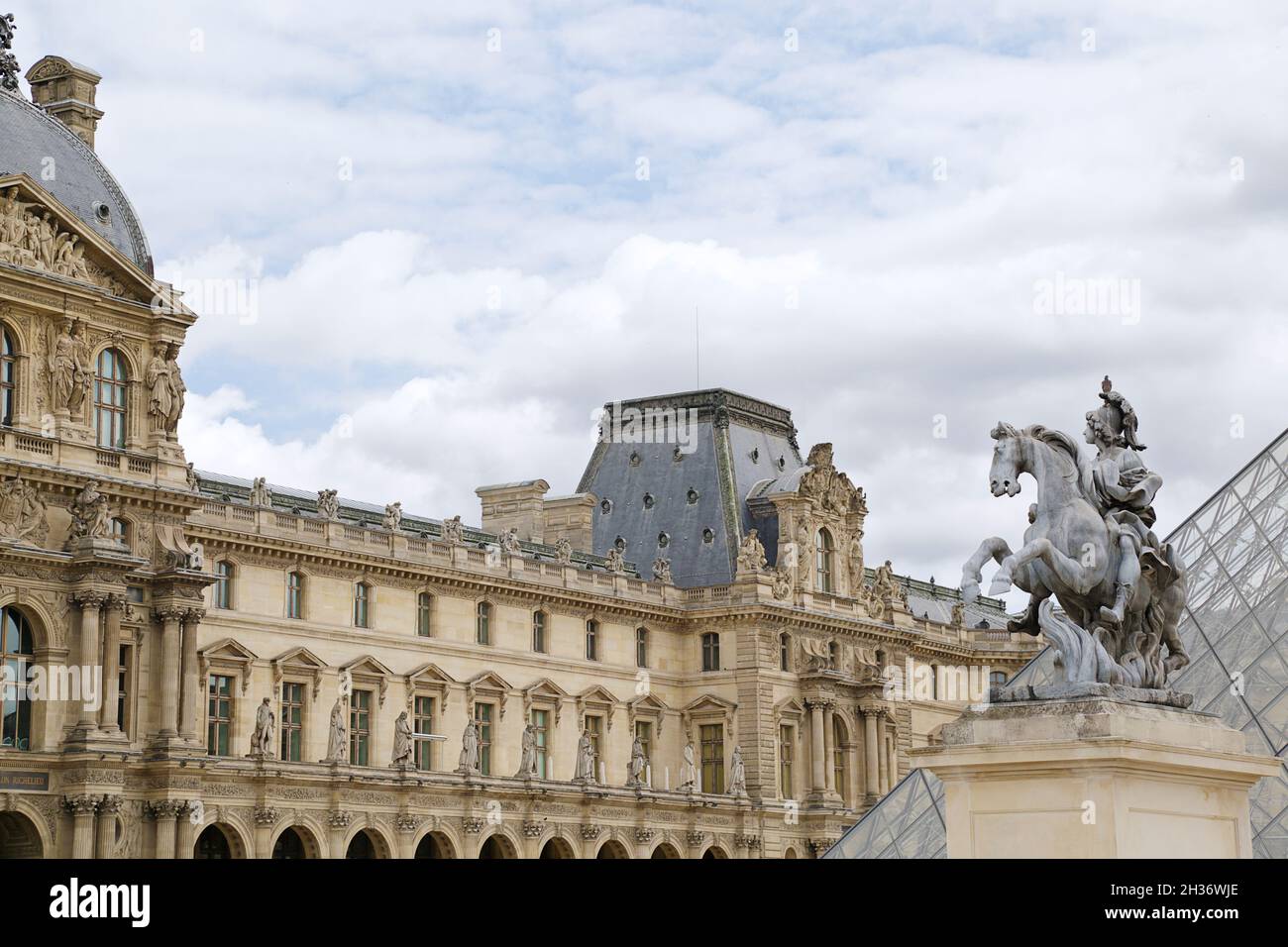 Statue louis xiv outside louvre -Fotos und -Bildmaterial in hoher ...
