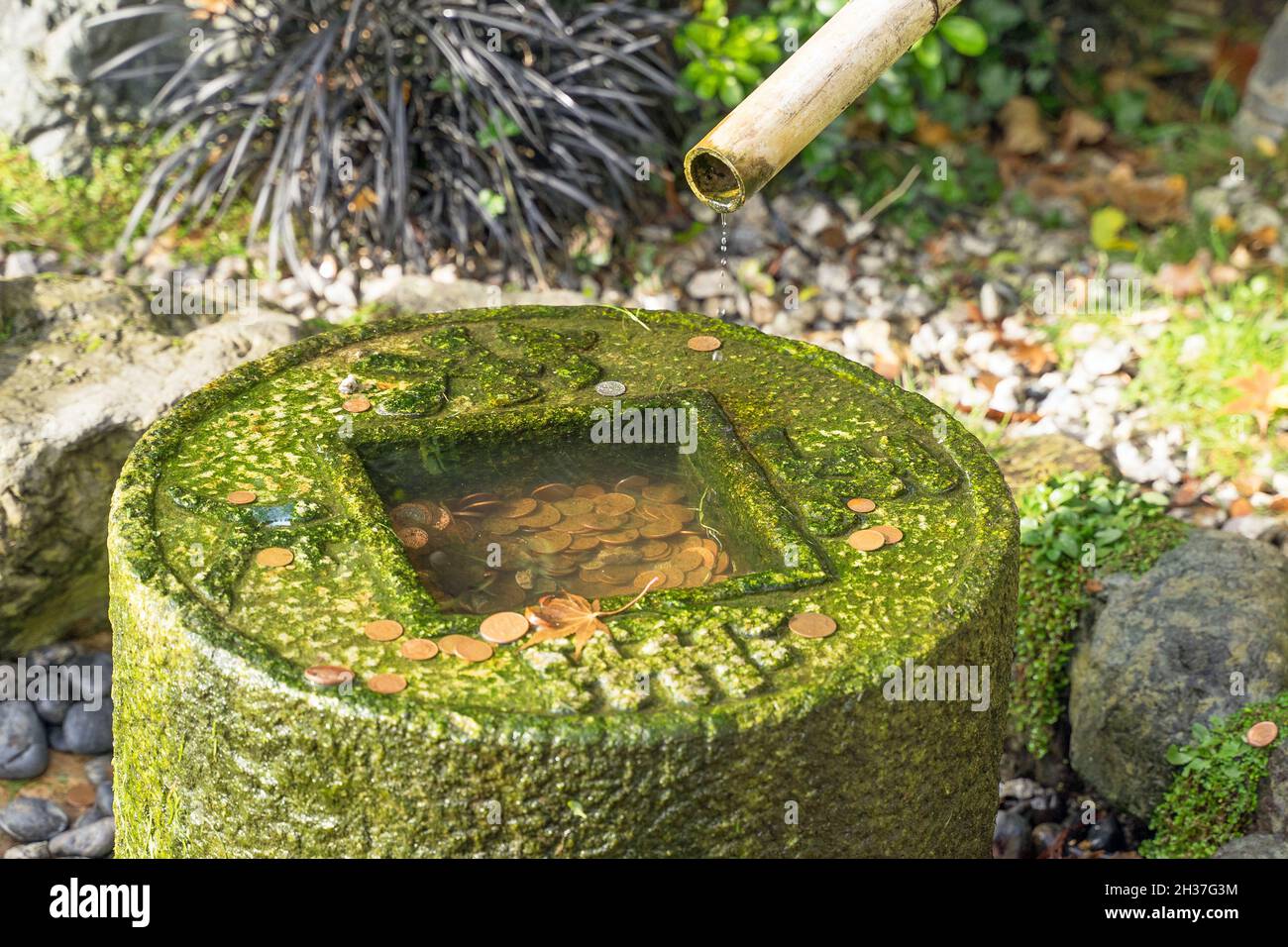 Japanischer steinbrunnen -Fotos und -Bildmaterial in hoher Auflösung ...