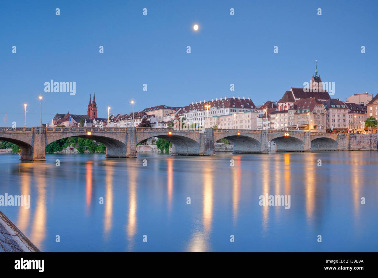 Blick vom Rheinufer entlang der Flusspromenade auf die Altstadt von ...