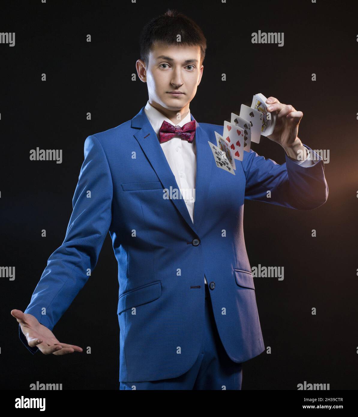 Professioneller zauberer -Fotos und -Bildmaterial in hoher Auflösung ...