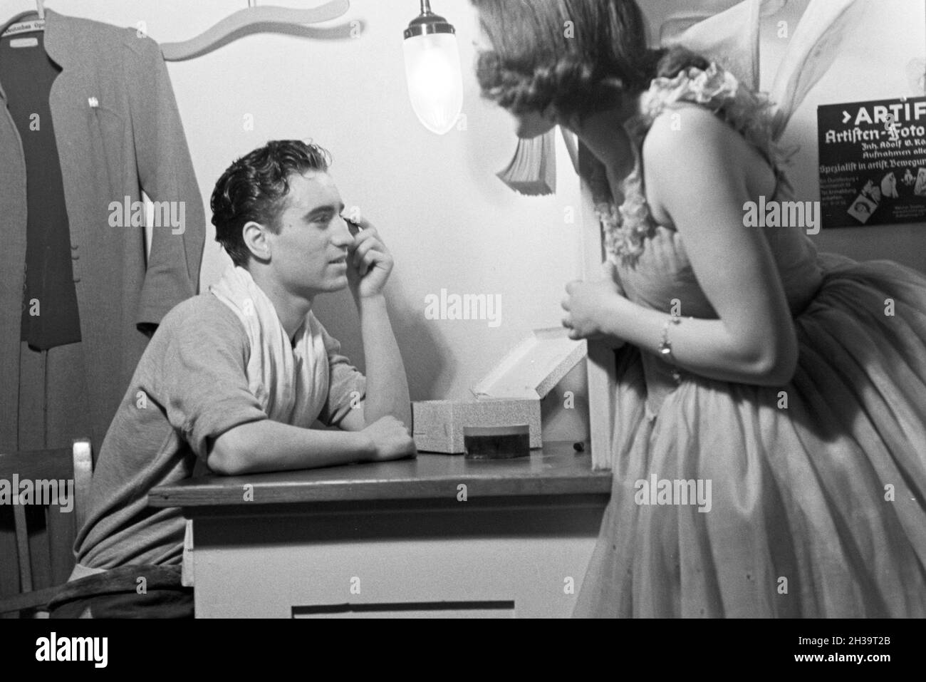 Opernsänger und Tänzerin in der Umkleidekabine im Opernhaus in Rom ...