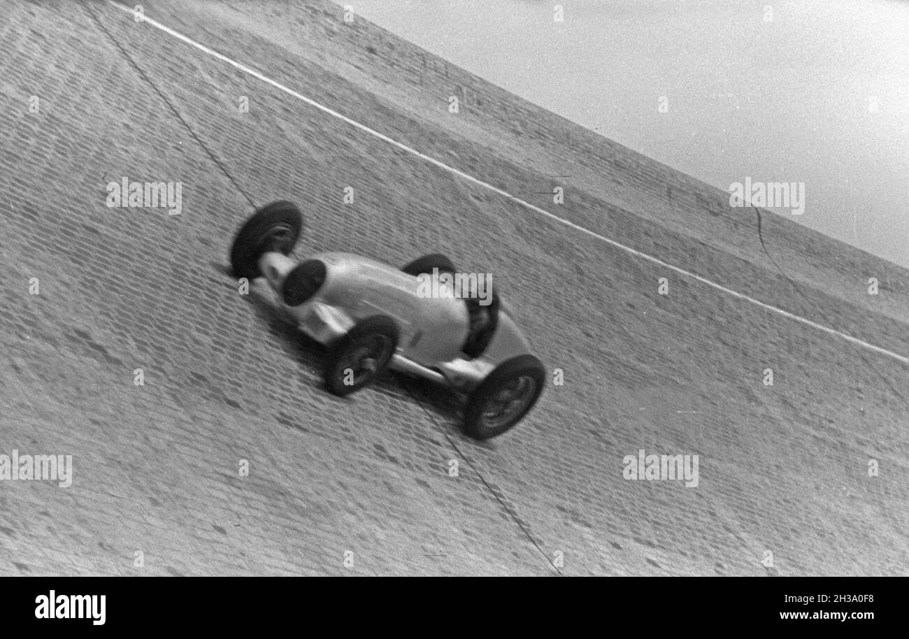 Mercedes benz silberpfeil auf der avus strecke in berlin -Fotos und ...