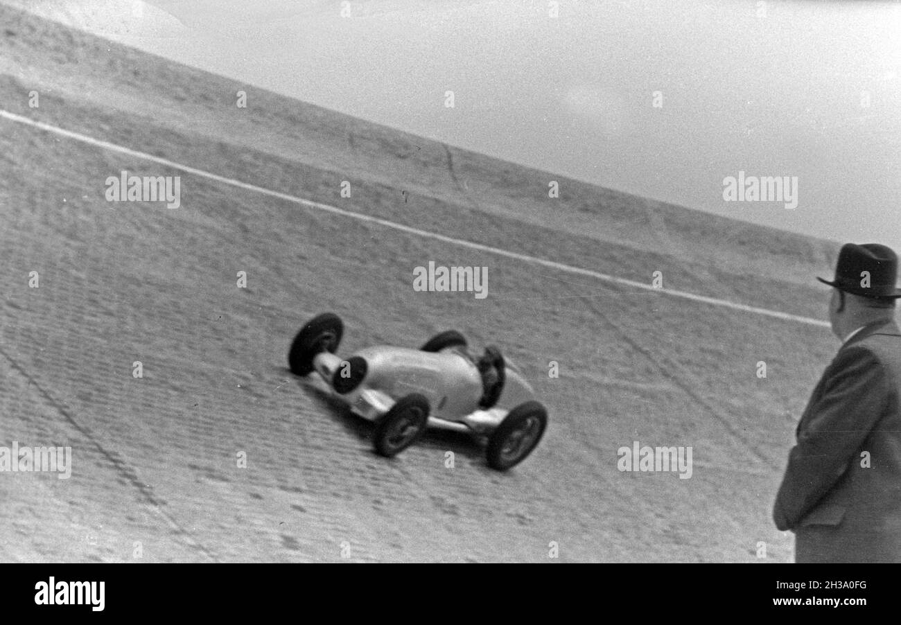 Mercedes benz silberpfeil auf der avus strecke in berlin -Fotos und ...