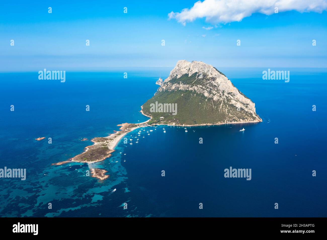 Blick von oben, atemberaubende Luftaufnahme der Insel Tavolara, einem ...