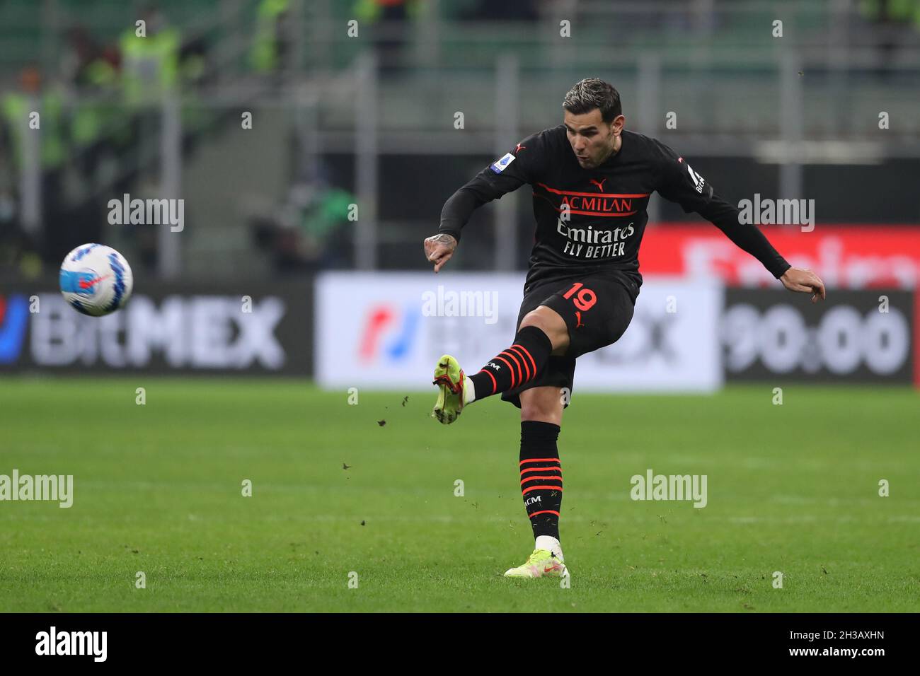Theo hernandez ball -Fotos und -Bildmaterial in hoher Auflösung – Alamy