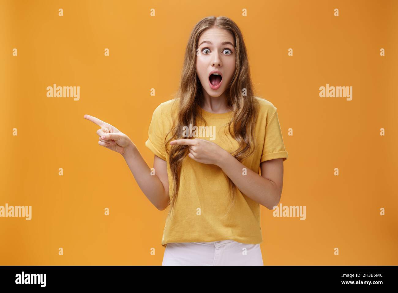 Schauen Sie sich einfach diese Preise an. Portrait von schockiert und ...