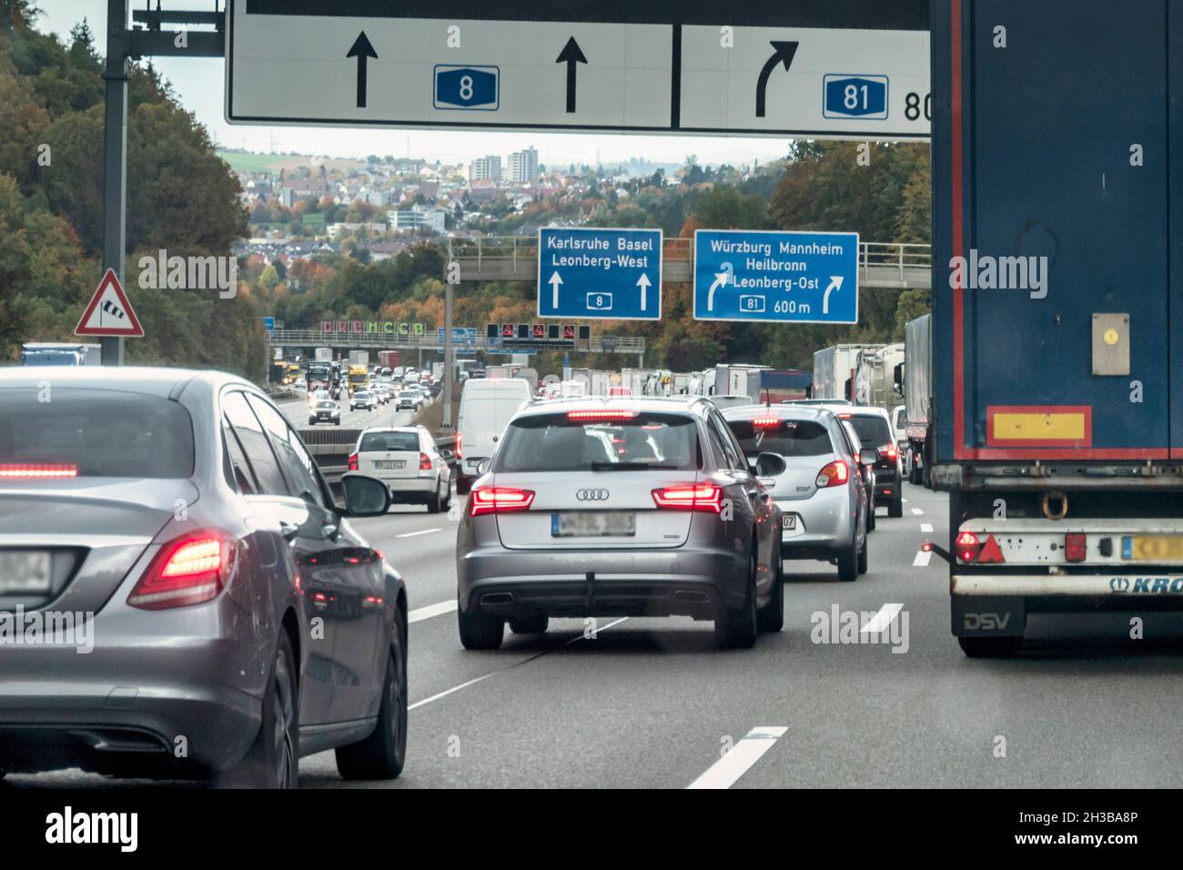 Stau auf der Autobahn bei Stuttgart Leonberg, Autobahnkreuz A8 zur A81 ... Stau auf der Autobahn bei Stuttgart Leonberg, Autobahnkreuz A8 zur A81 ...