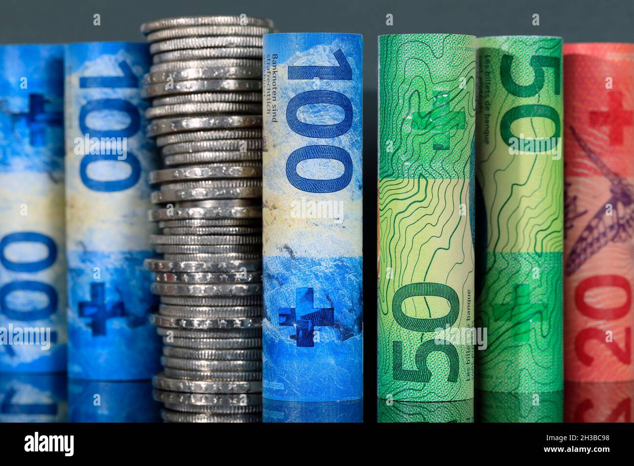 Schweizer Geld. Schweizer Franken-Banknoten, von denen einige ...