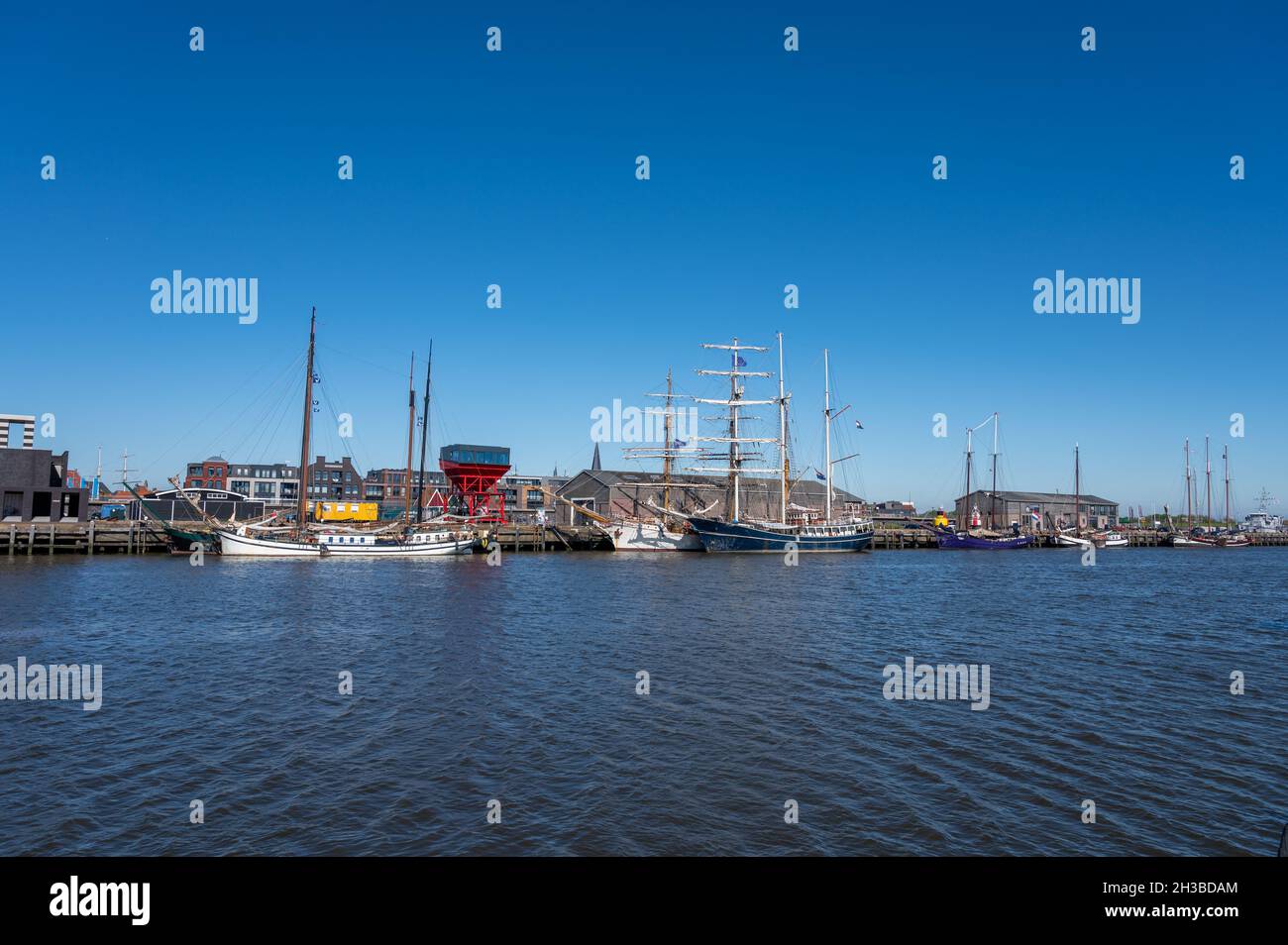 Wandern am Strand von Harlingen Fischerdorf am Wattenmeer, Friesland ...
