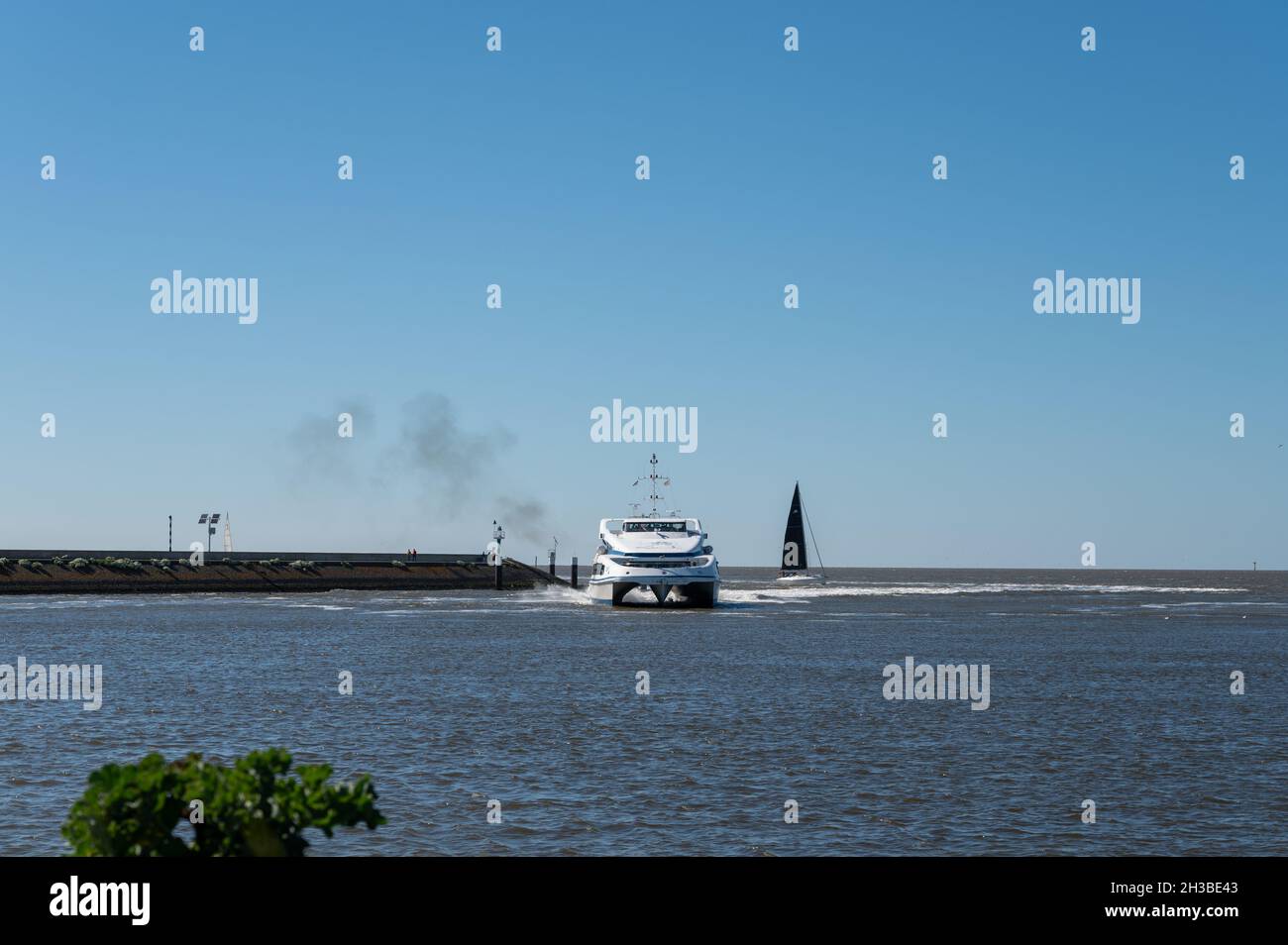 Wandern am Strand von Harlingen Fischerdorf am Wattenmeer, Friesland ...