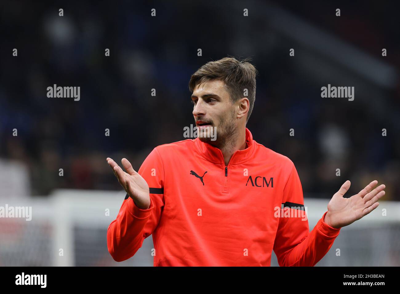 Matteo Gabbia vom AC Mailand erwärmt sich während der Serie A 2021/22 ...