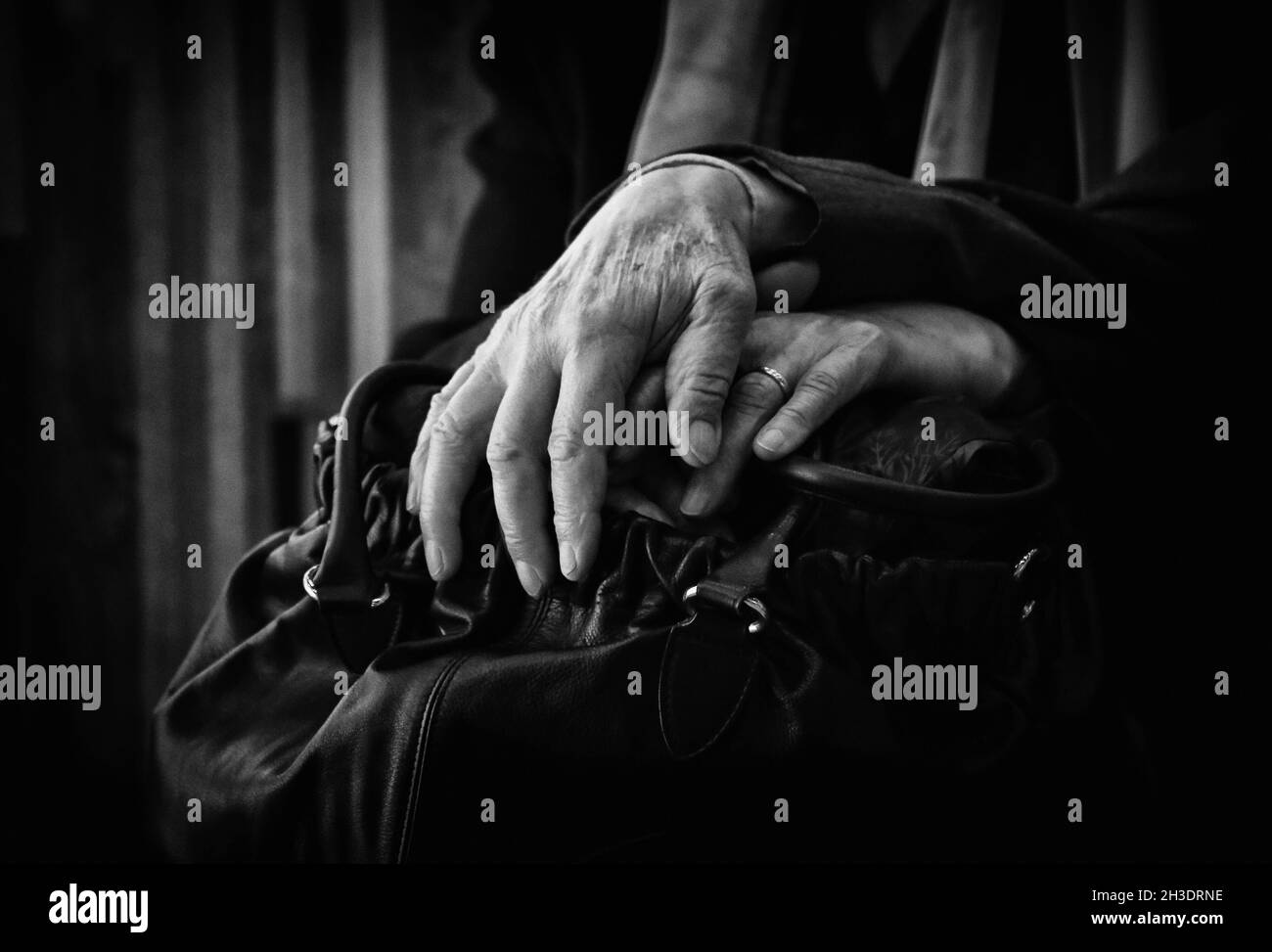 Mani incrociate -Fotos und -Bildmaterial in hoher Auflösung – Alamy