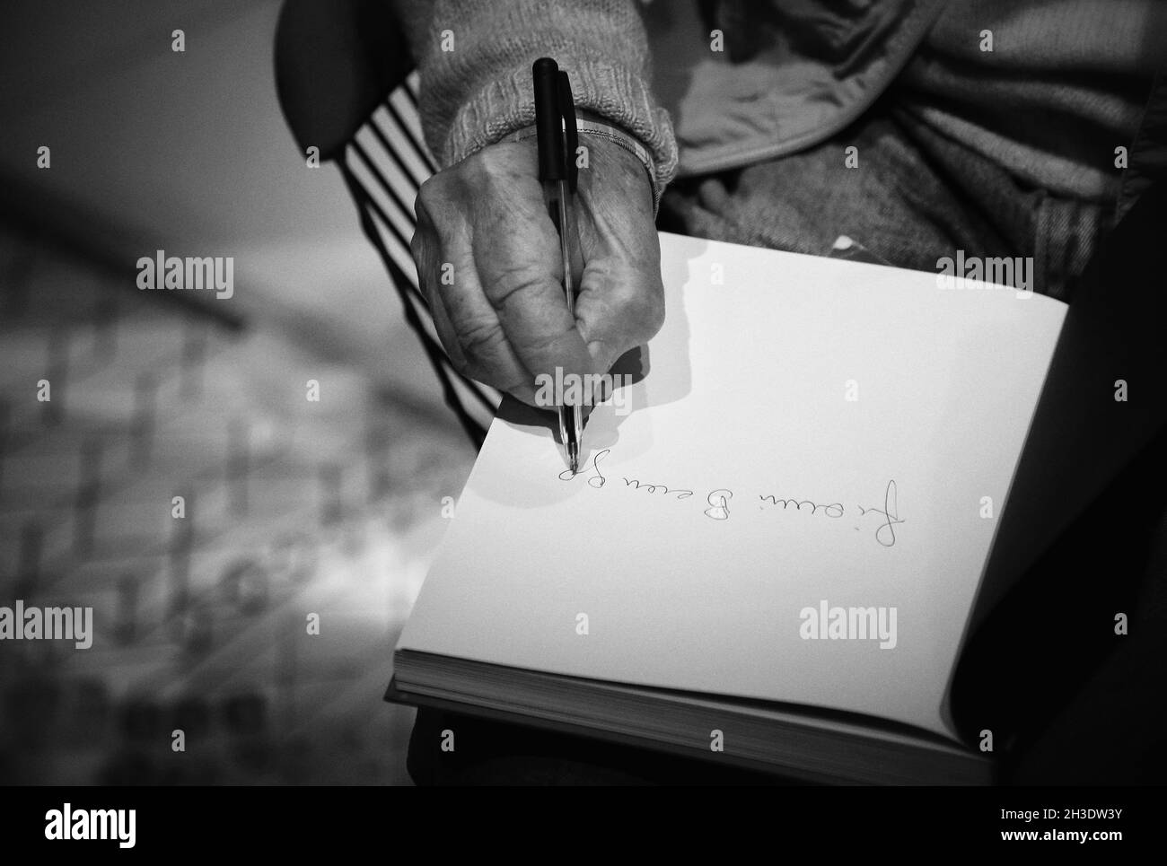 Mani incrociate -Fotos und -Bildmaterial in hoher Auflösung – Alamy