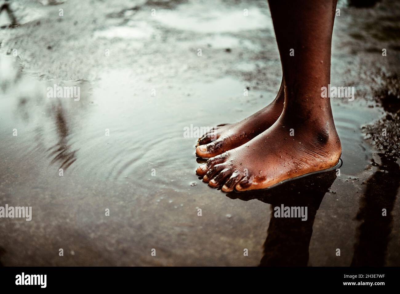Barfuß auf der straße -Fotos und -Bildmaterial in hoher Auflösung – Alamy