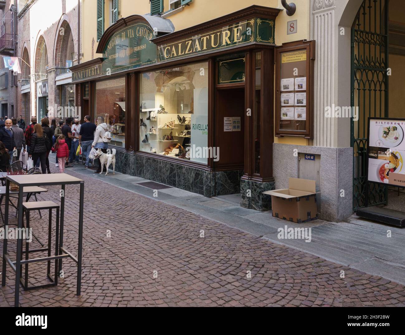 Alba, Piemont, Italien - 16. Oktober 2021: Spaziergänger und uralte ...