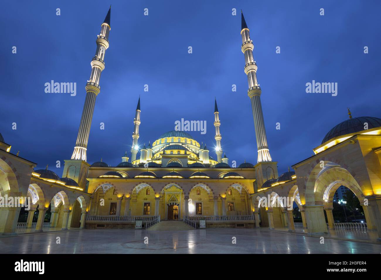 GROSNY, RUSSLAND - 30. SEPTEMBER 2021: Abend im Innenhof der Moschee ...