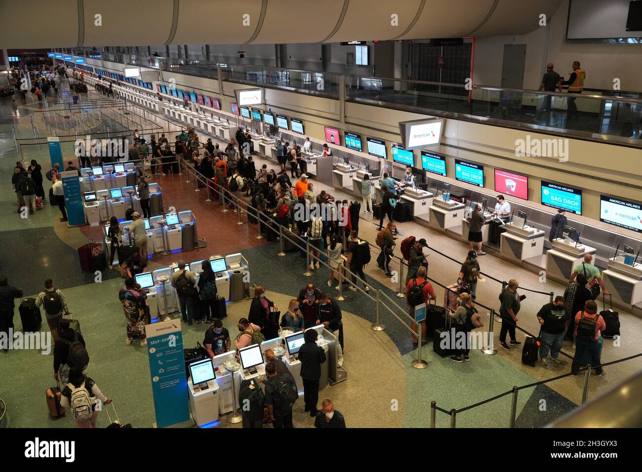 Passagiere an einem American Airlines Ticketschalter am McCarran ...