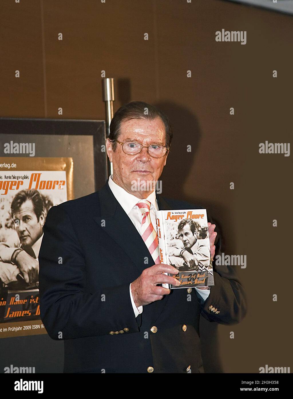 British actor roger moore wife -Fotos und -Bildmaterial in hoher ...