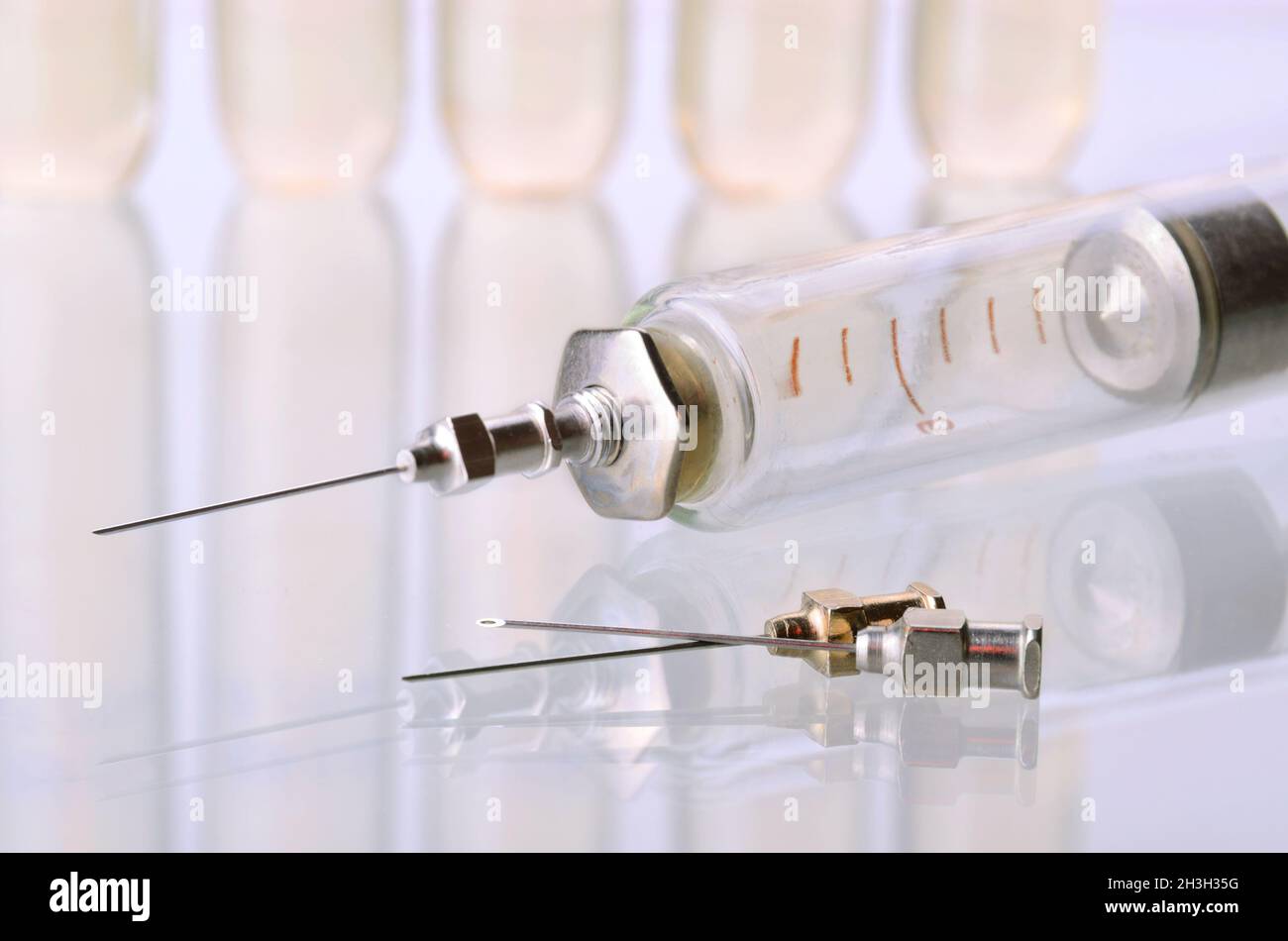 Vintage syringe -Fotos und -Bildmaterial in hoher Auflösung – Alamy