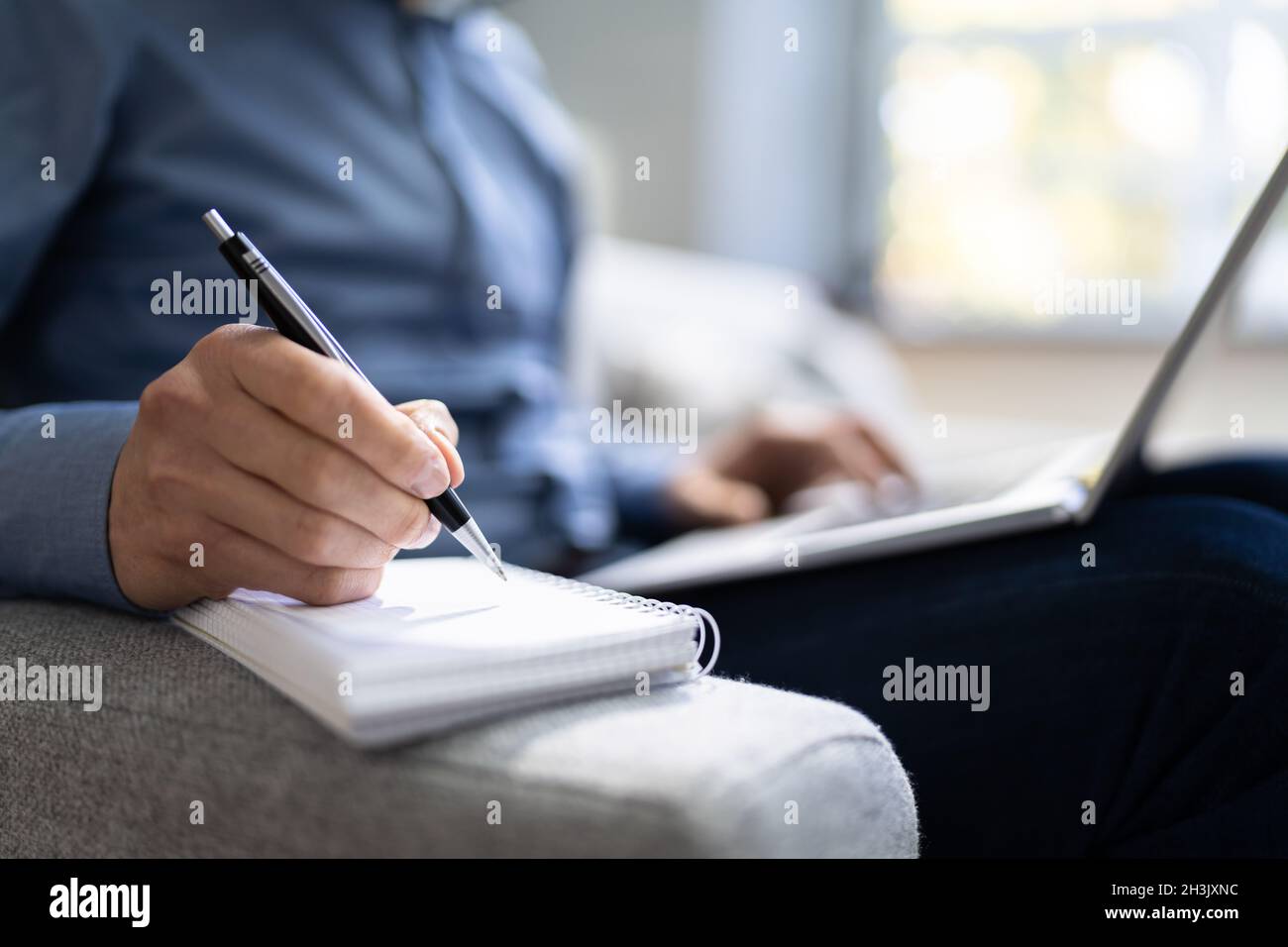 Journalist laptop -Fotos und -Bildmaterial in hoher Auflösung – Alamy
