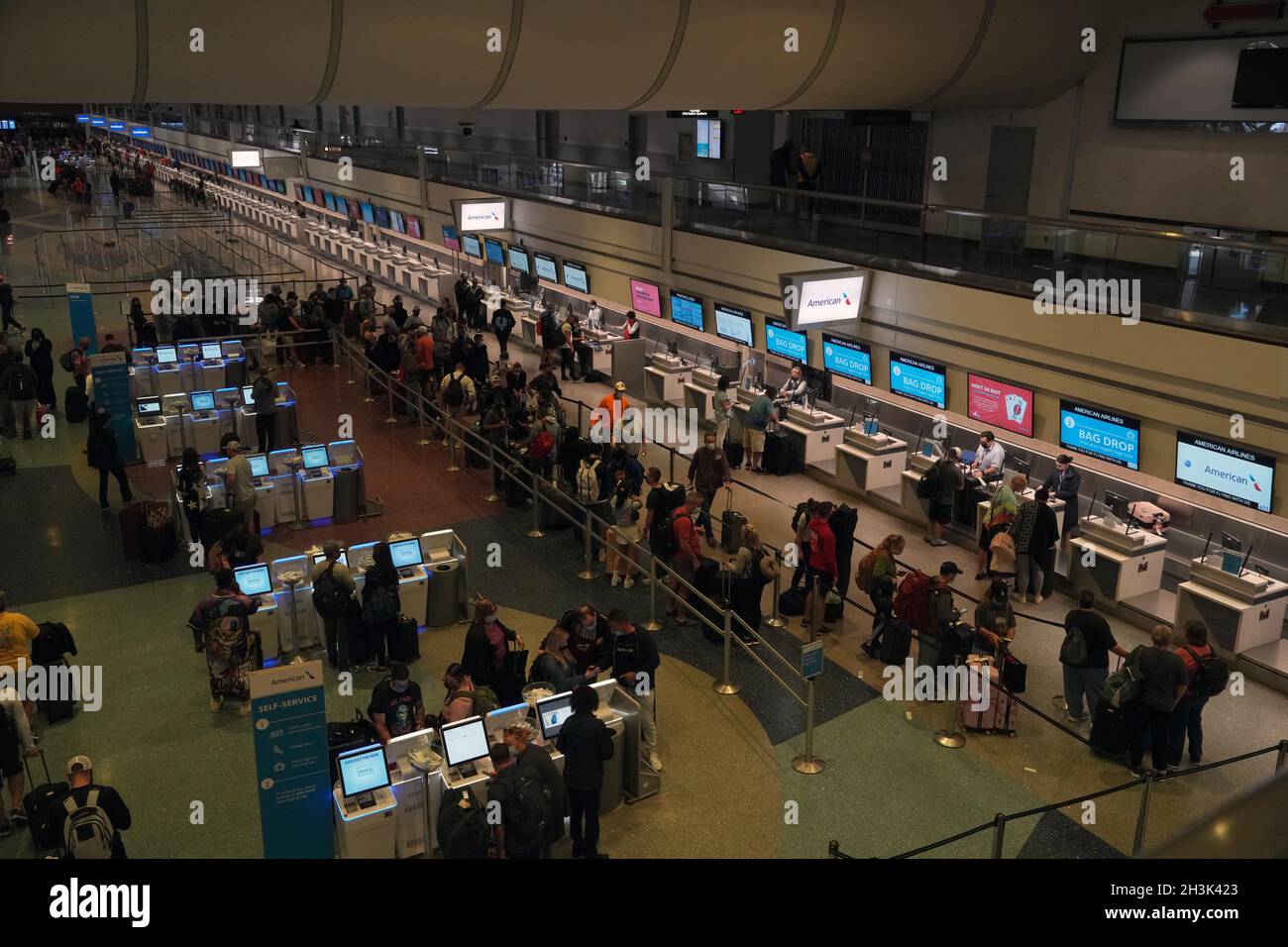 Passagiere an einem Ticketschalter von American Airlines am McCarran ...