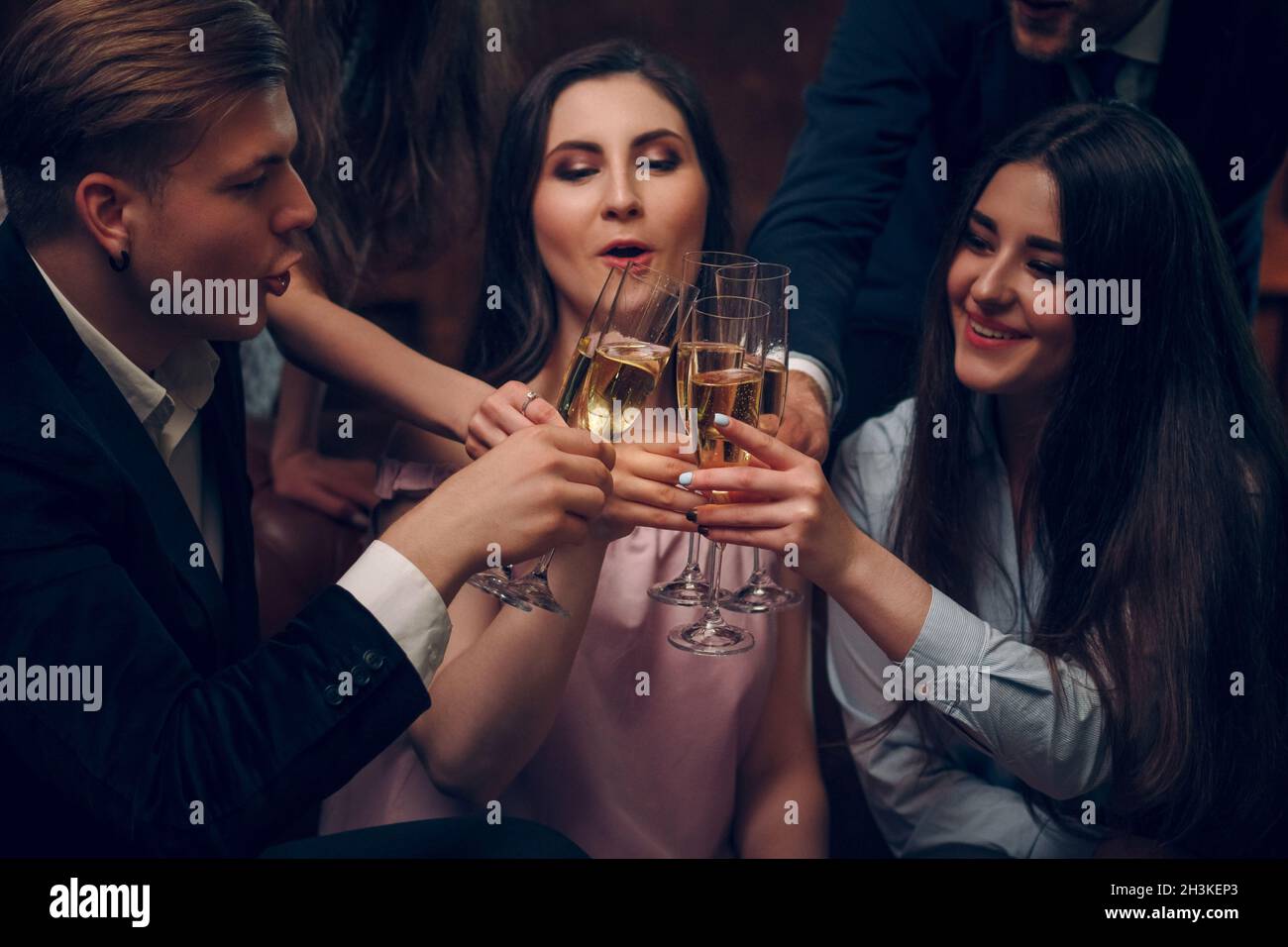 Sekt alles gute zum geburtstag -Fotos und -Bildmaterial in hoher ...