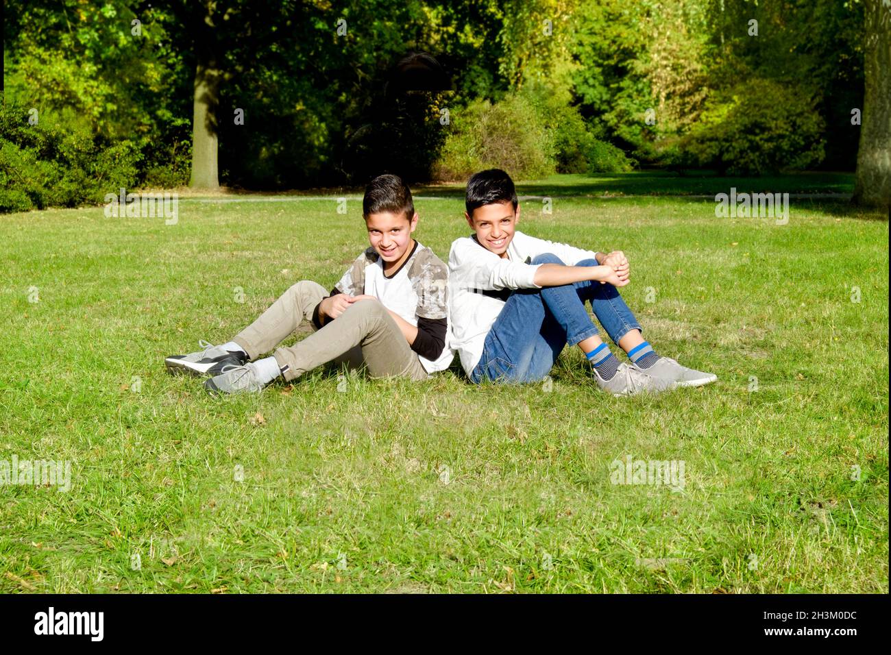 Mutter mit kindern spazieren -Fotos und -Bildmaterial in hoher ...