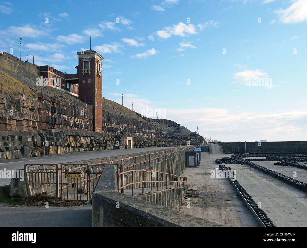 Der Kabinenlift und der Blackpool North Shore Boating Pool sind ein ...