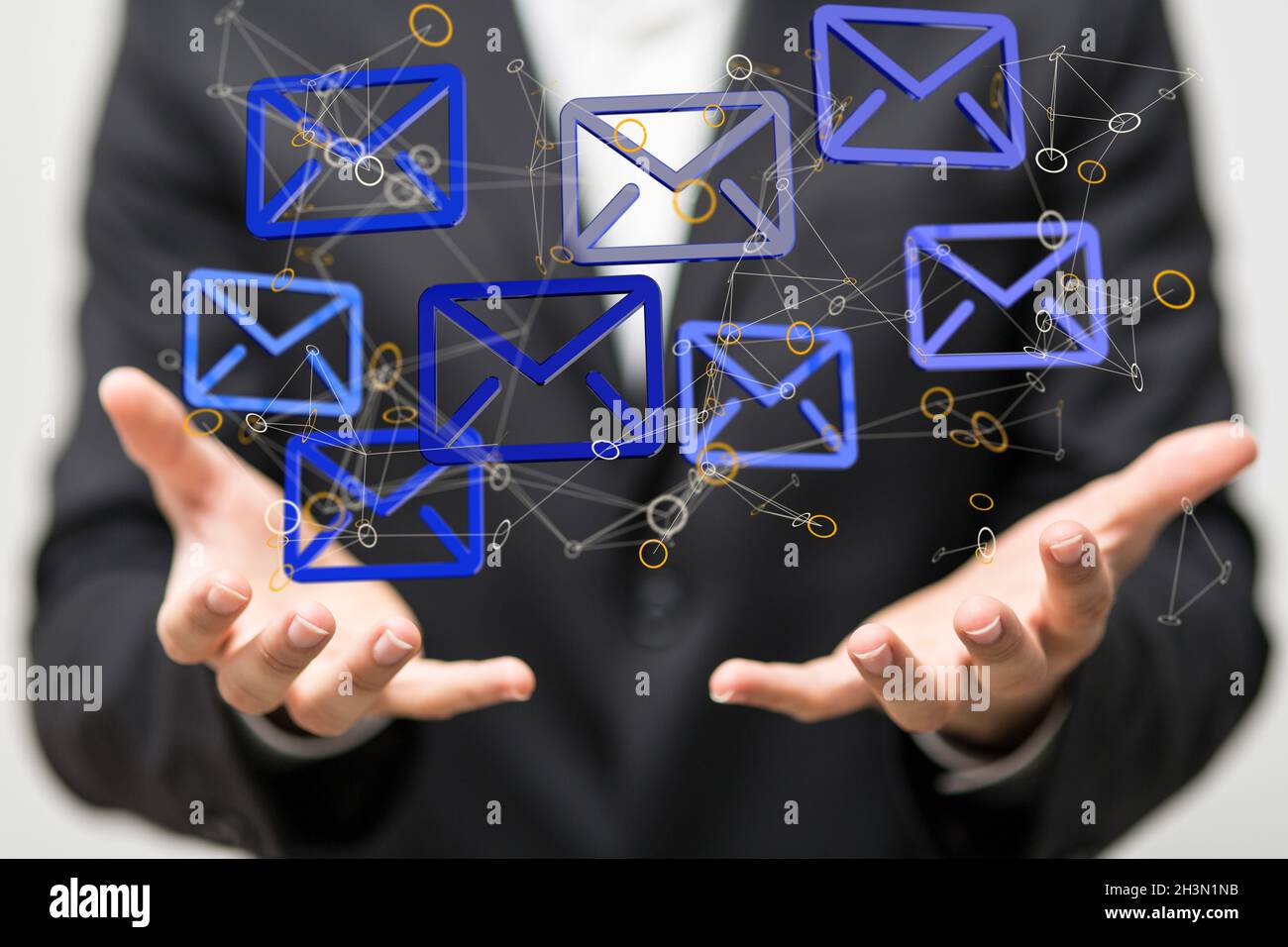 3D-Rendering von beigefarbenen E-Mail-Symbolen mit der Hand, die vom ...