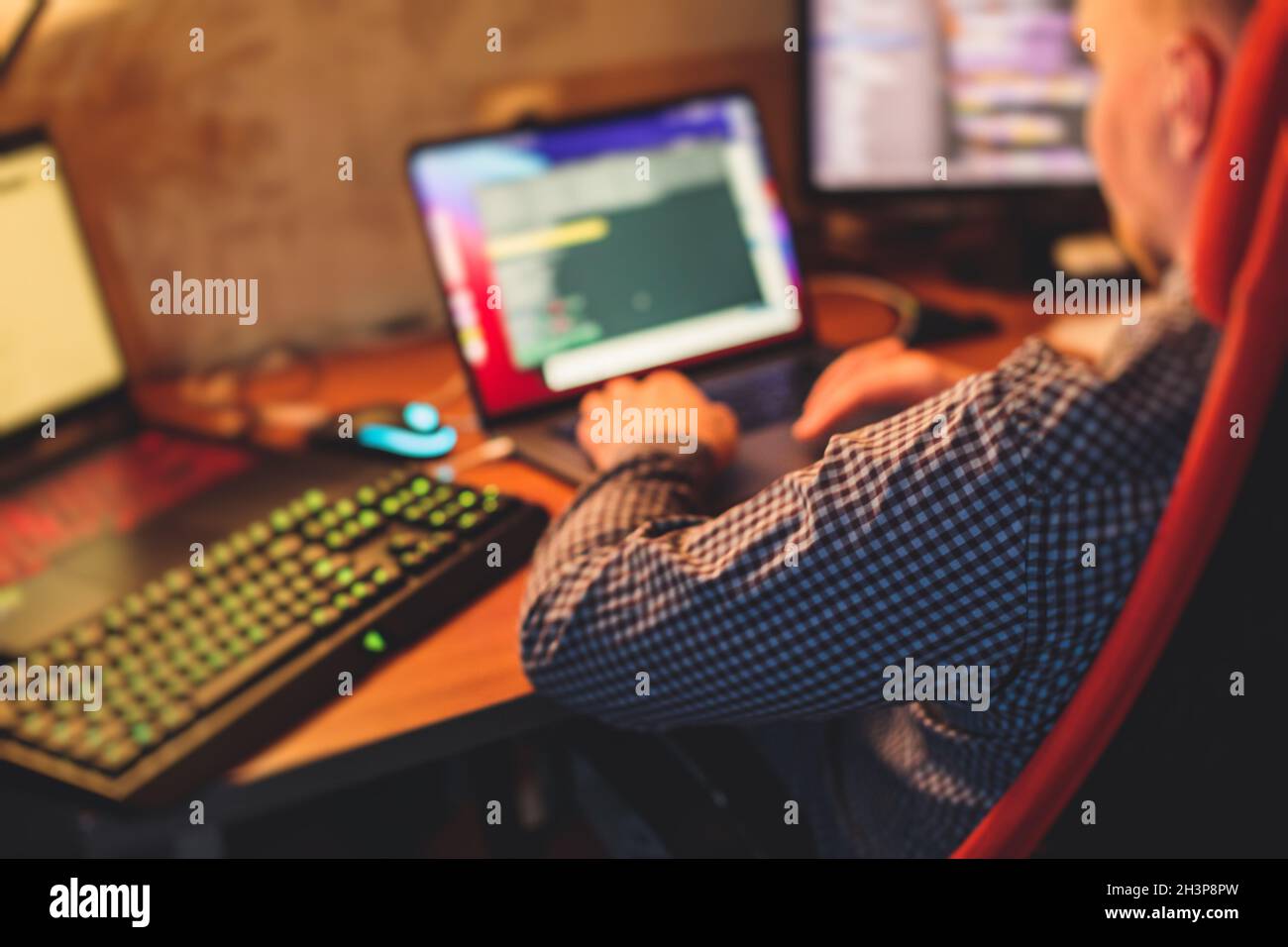 IT-Entwickler Programmierer arbeiten und Codierung auf seiner ...