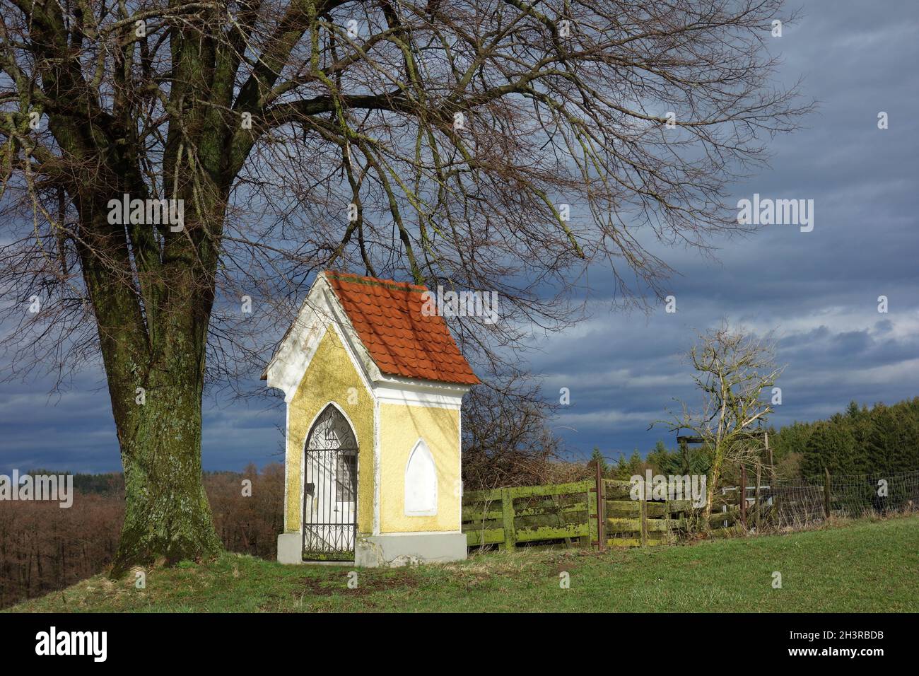 Freistehendes kirchengeba ude -Fotos und -Bildmaterial in hoher Auflösung – Alamy
